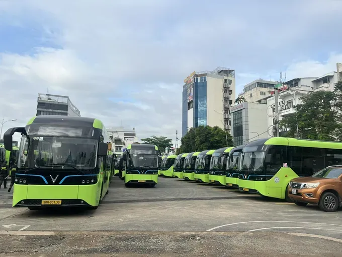 CNG buses on Routes 33, 150 in HCMC converted to electric vehicles ...