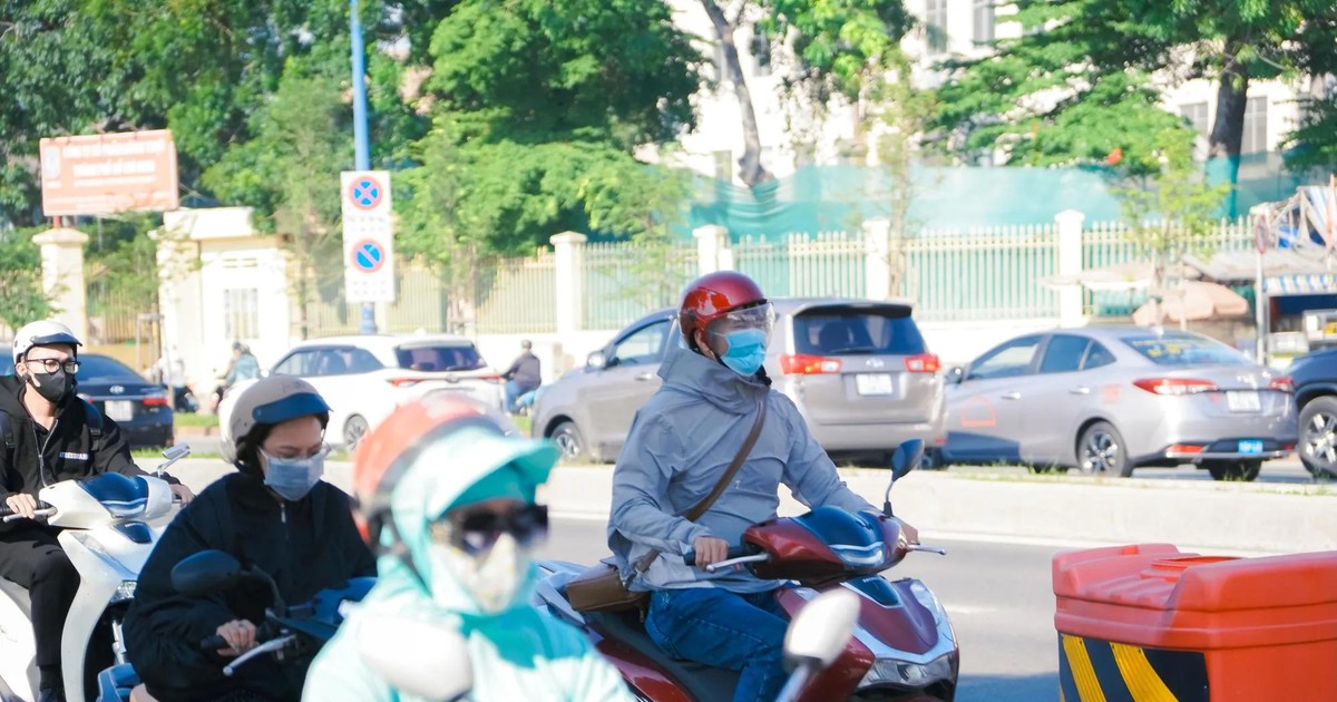 Residents in HCMC bundle up as temperatures dip | SGGP English Edition