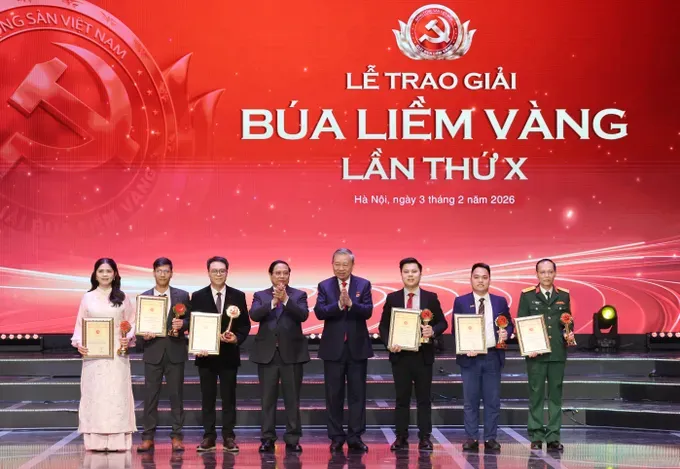 Party leader honors grassroots Party secretaries, press excellence ...