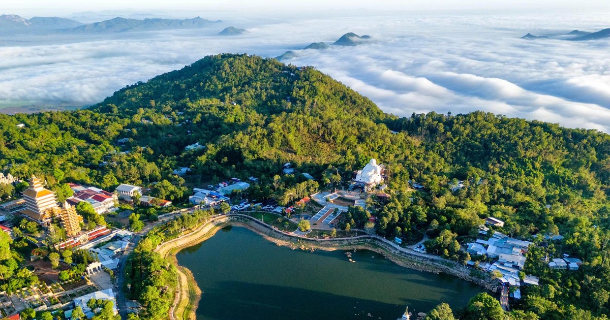 Crowds flock to Cam Mountain on days before Tet | SGGP English Edition