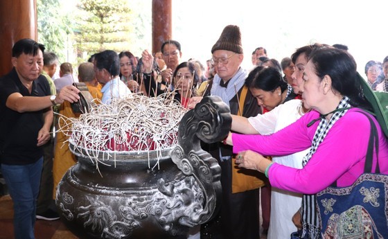 HCMC delegation offers incense at Dong Loc T-junction relic site, Ha ...