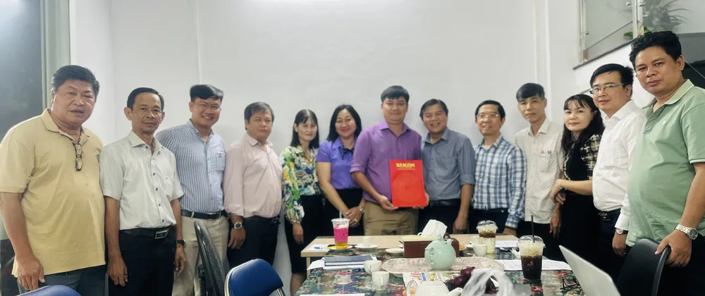 Trao quyết định bổ nhiệm cán bộ phụ trách Văn phòng Báo SGGP tại ĐBSCL ...