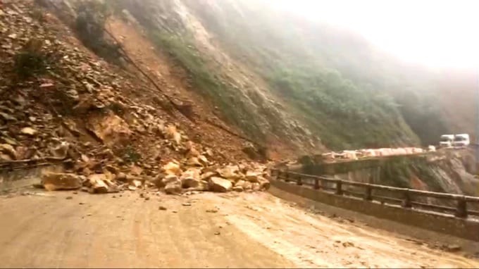 Landslide triggers massive debris cascade, traffic congestion | SGGP ...