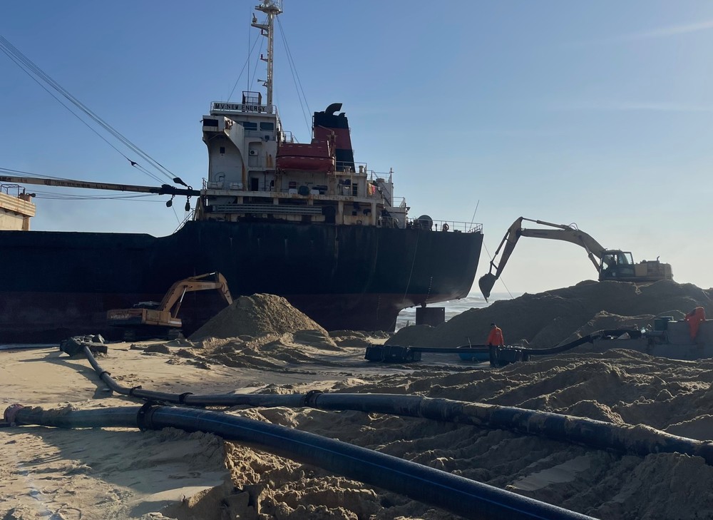 Dredge sand to save cargo ship stuck on coast | SGGP English Edition