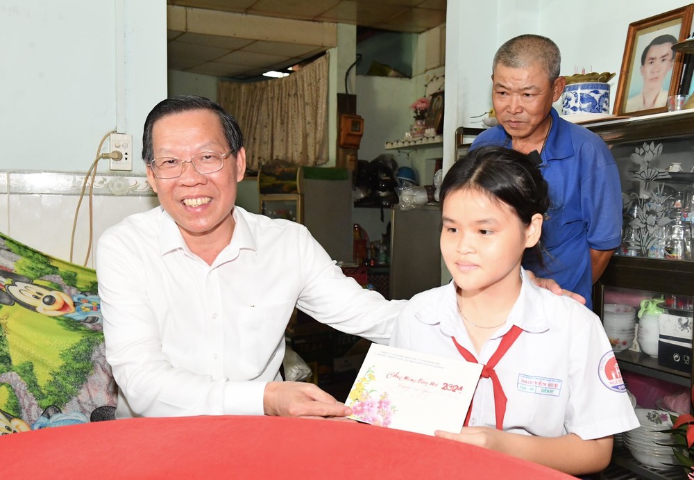 HCMC Chairman visits, gifts border guard force, heroic mother | SGGP English Edition