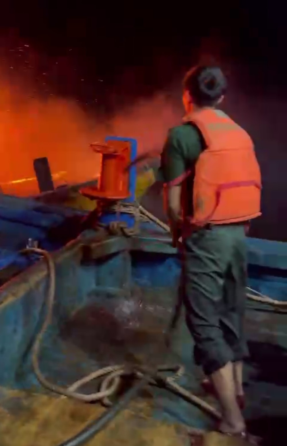 Fishing boat catches fire, risk of fuel spilling into sea | SGGP ...