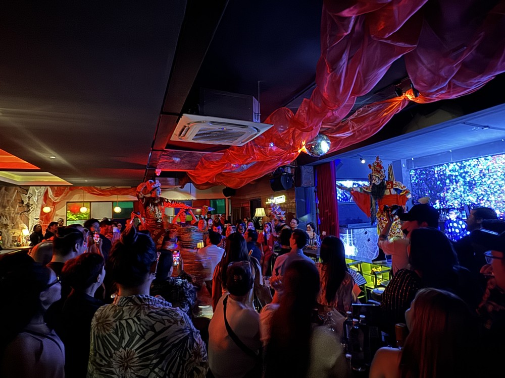 Hat Boi Performance In Bar Sparks Cultural Debate Sggp English Edition