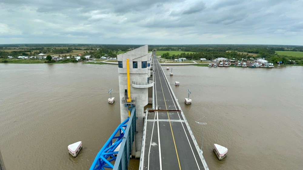 Some places in Mekong Delta close sluice gates to prevent saltwater ...