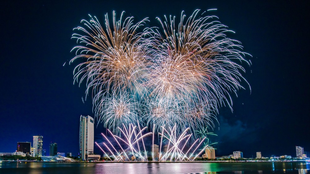 HCMC sets to host 16 firework displays on National Reunification Day ...