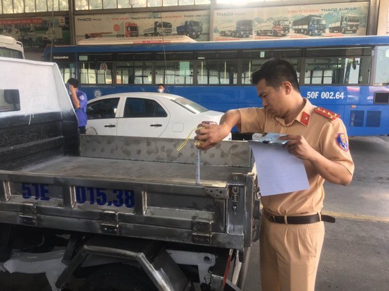 Traffic police provide assistance to HCMC-based vehicle inspection ...