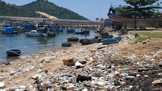 Severe waste pollution at estuaries, fishing ports in Binh Dinh ...
