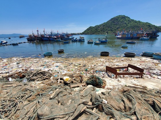 Severe waste pollution at estuaries, fishing ports in Binh Dinh ...