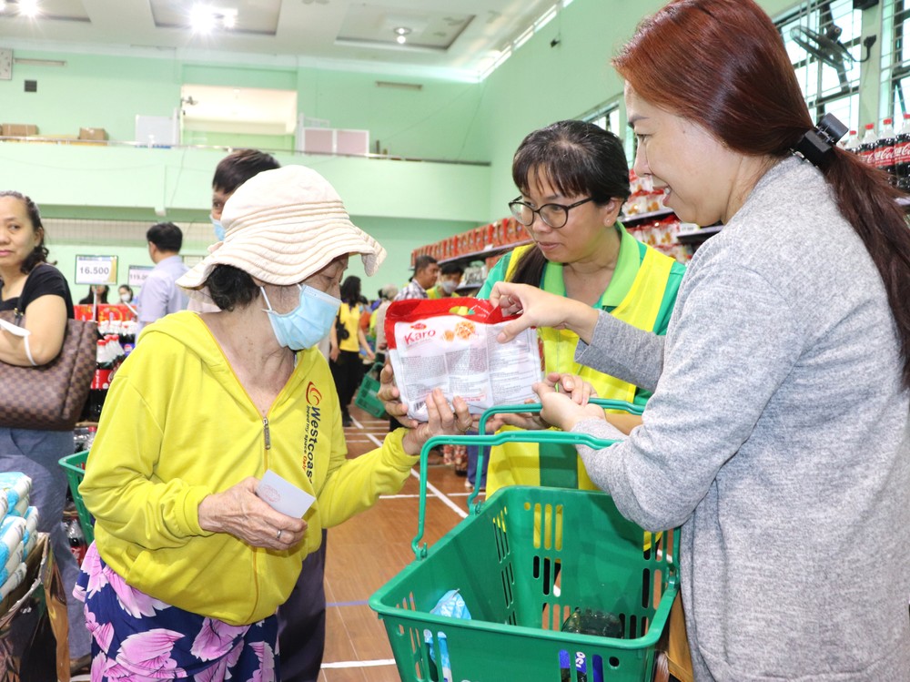 Tet shopping for those in need at 'Zero-Dong Mini Supermarket’ | SGGP ...