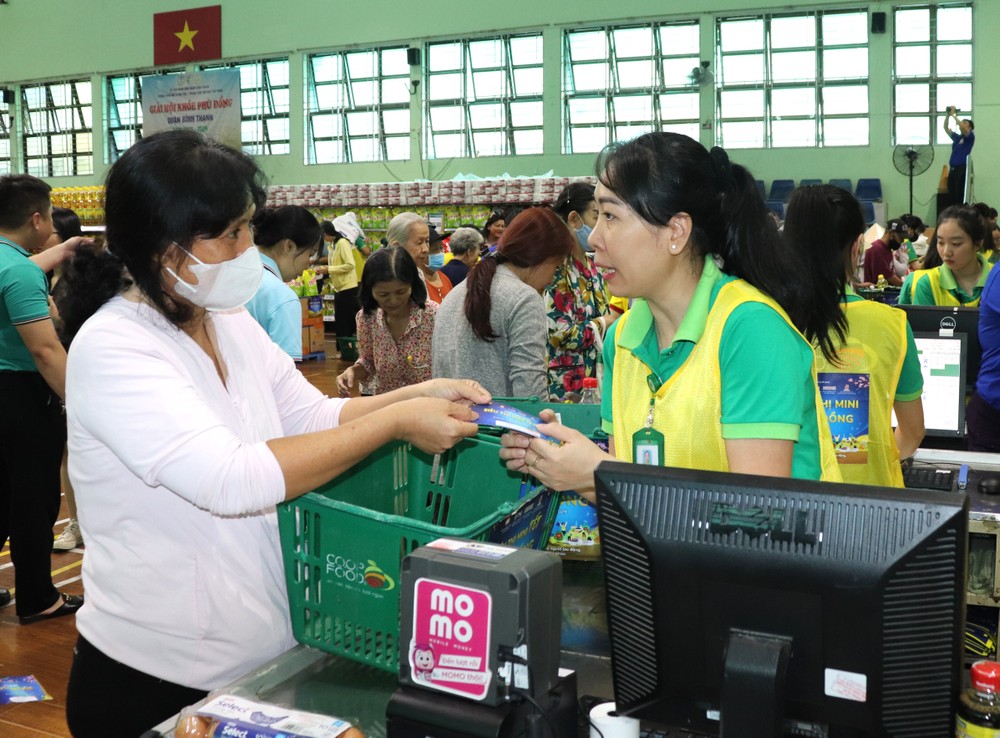 Tet shopping for those in need at 'Zero-Dong Mini Supermarket’ | SGGP ...