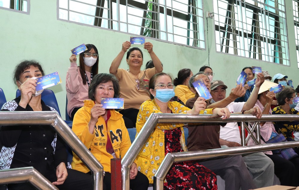 Tet shopping for those in need at 'Zero-Dong Mini Supermarket’ | SGGP ...