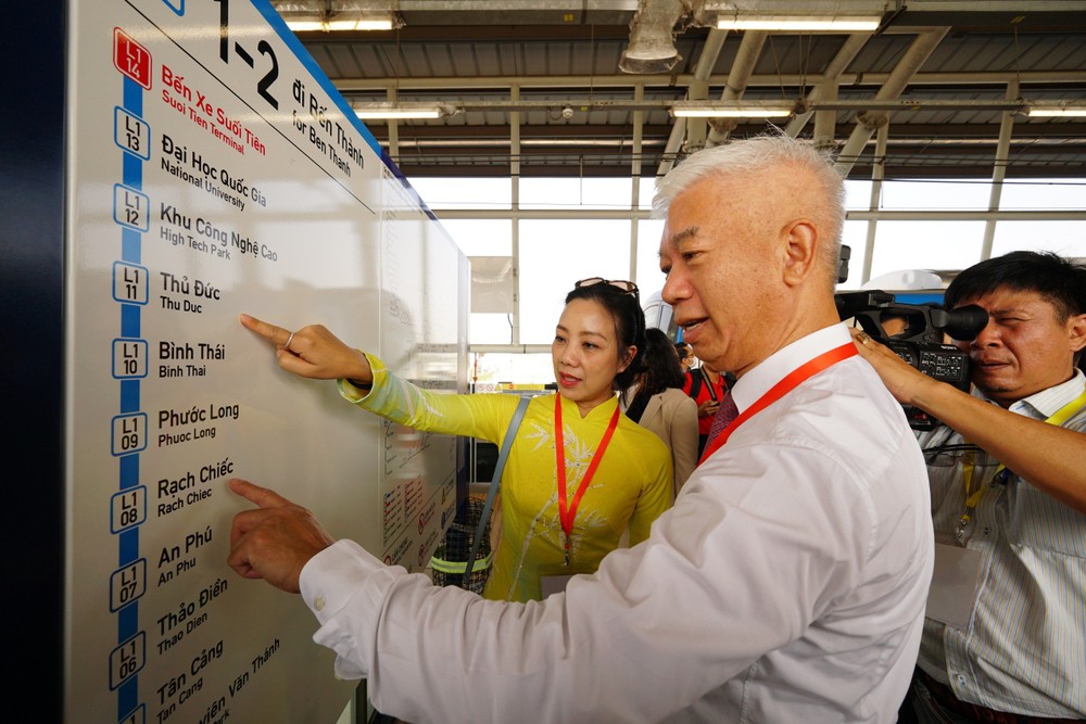 Nearly 100 overseas Vietnamese explore Metro Line No.1 Ben Thanh - Suoi ...