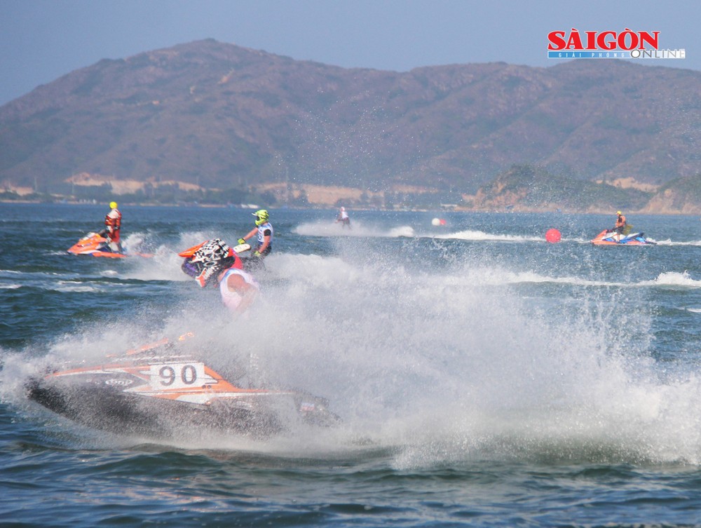 Thrilling high-speed jet ski racing on Thi Nai Lagoon | SGGP English ...