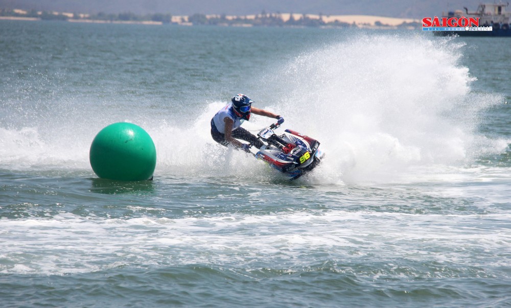 Thrilling high-speed jet ski racing on Thi Nai Lagoon | SGGP English ...