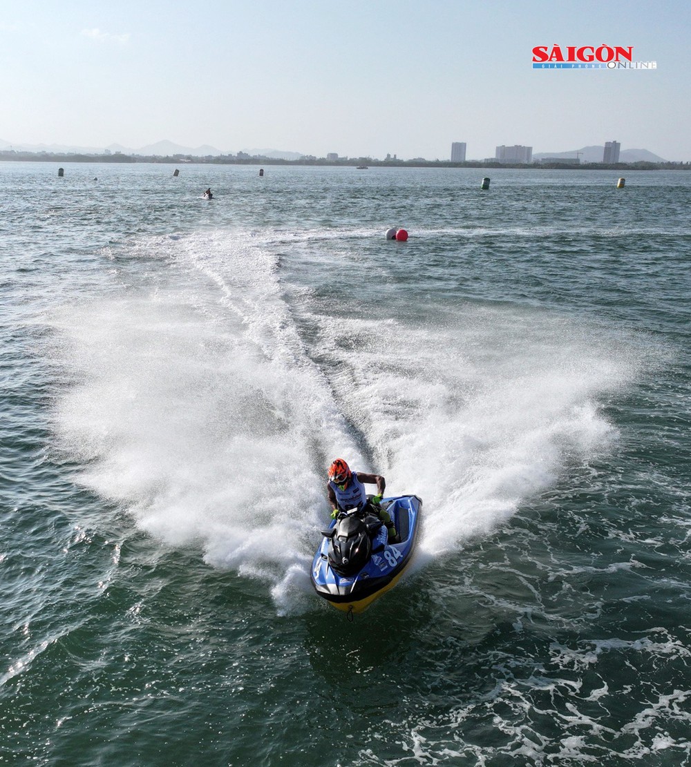 Thrilling high-speed jet ski racing on Thi Nai Lagoon | SGGP English ...