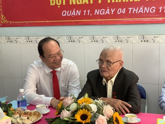 Party members of HCMC’s District 11 receive Party membership badges | SGGP English Edition