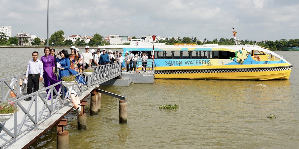 Passengers face difficulties in directly buying waterbus tickets in ...