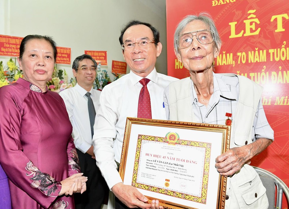 HCMC Party Chief presents Party membership badges to veteran artist couple | SGGP English Edition