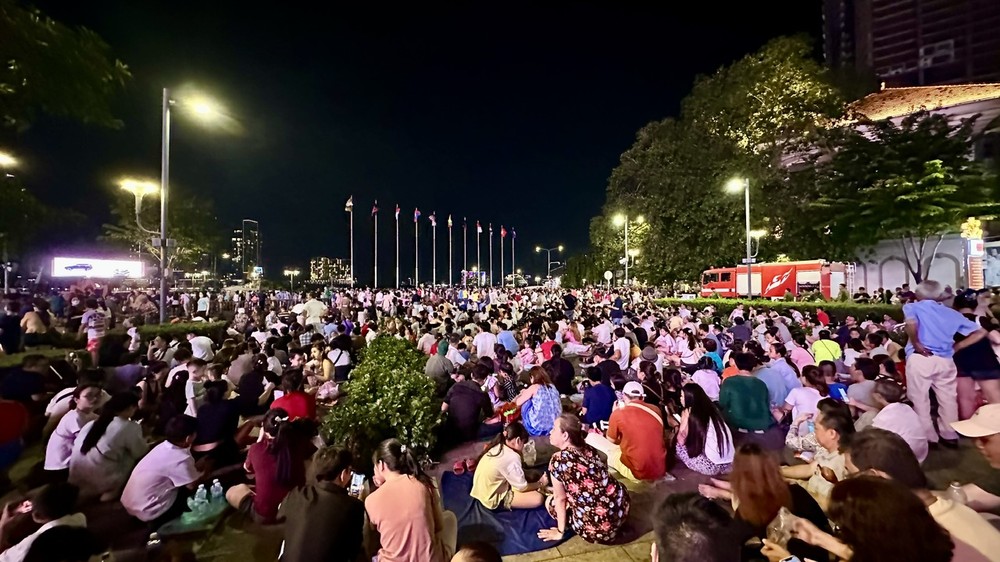 HCMC residents enjoy fireworks in celebration of National Reunification ...
