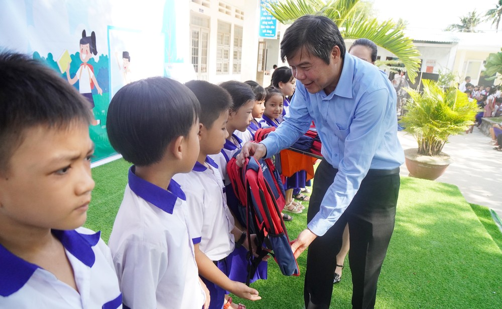 SGGP Newspaper's program supports needy students in Binh Dinh | SGGP ...