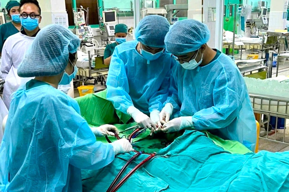 Vietnamese doctors successfully perform treatment for foreign child ...