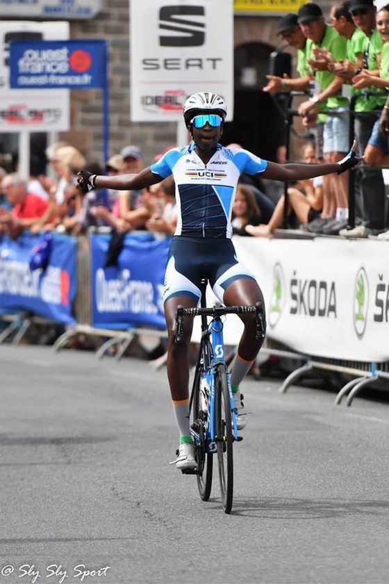 Teniel Campbell chiến thắng trên chiếc xe mượn do mất trộm | CHUYÊN ...